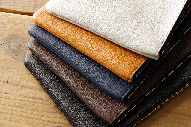 《LIONA》フラットポーチ ダークブラウン | iichi ハンドメイド・クラフト作品・手仕事品の通販