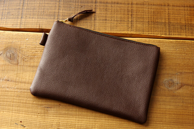 《LIONA》フラットポーチ ダークブラウン | iichi ハンドメイド・クラフト作品・手仕事品の通販