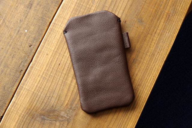 《LIONA》レザースリーブケース Regular iPhone・スマホケース ダークブラウン | iichi ハンドメイド・クラフト作品・手仕事品の通販