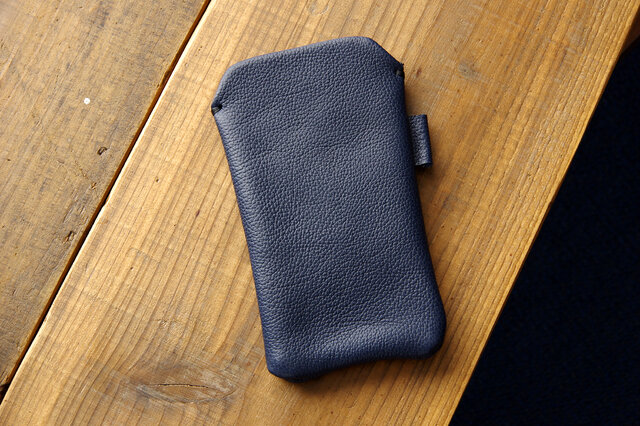 《LIONA》レザースリーブケース Regular iPhone・スマホケース ネイビー | iichi ハンドメイド・クラフト作品・手仕事品の通販