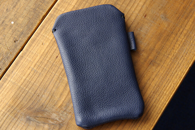 《LIONA》レザースリーブケース Wide iPhone・スマホケース ネイビー | iichi 日々の暮らしを心地よくするハンドメイドやアンティークのマーケットプレイス