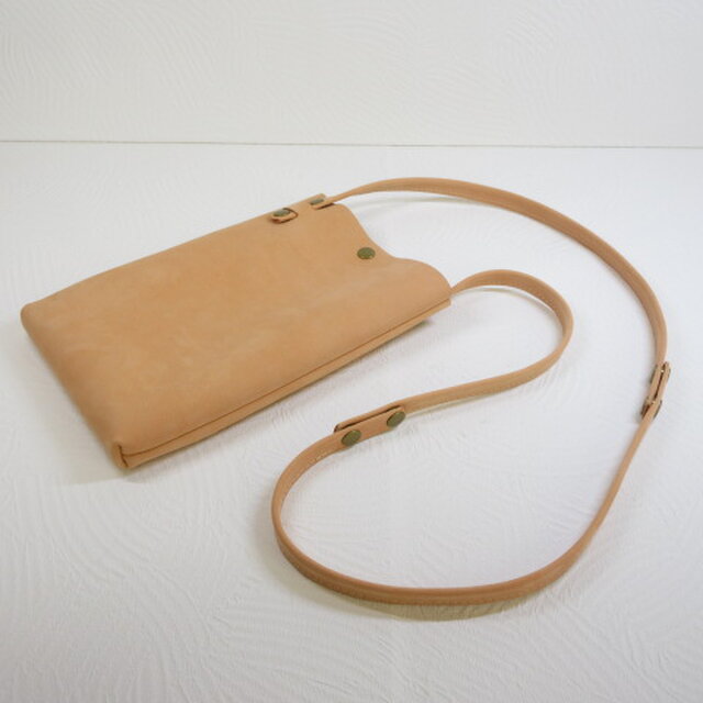 《牛革》ちょっと大き目・2WAY～ミニサコッシュ・ソフトスムース・042 | iichi ハンドメイド・クラフト作品・手仕事品の通販