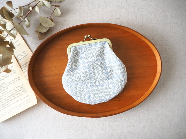 ミニがま口 「Sleeping Rose」ライトブルー | iichi 日々の暮らしを心地よくするハンドメイドやアンティークのマーケットプレイス