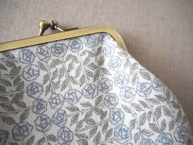 ミニがま口 「Sleeping Rose」ライトブルー | iichi 日々の暮らしを心地よくするハンドメイドやアンティークのマーケットプレイス