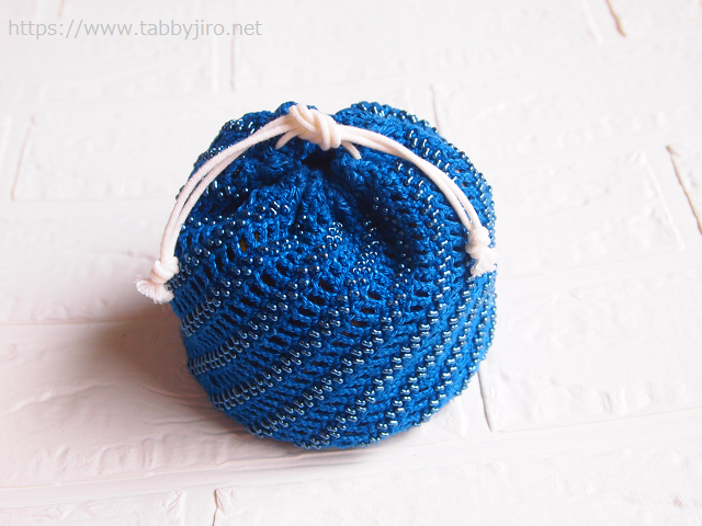 ビーズ編み巾着-spiral pouch（デニムブルー) | iichi 日々の暮らしを心地よくするハンドメイドやアンティークのマーケットプレイス