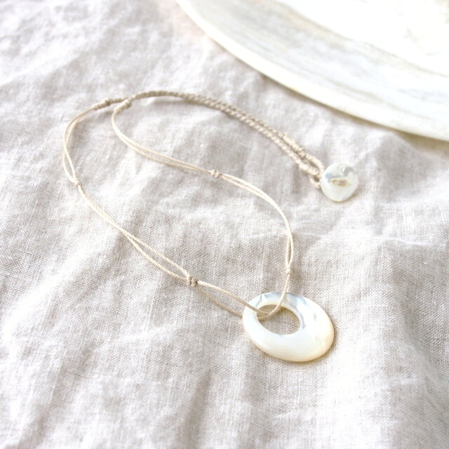 Shell Pendant -white moon- | iichi ハンドメイド・クラフト作品・手仕事品の通販