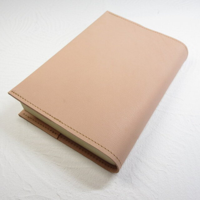 文庫本サイズ・ゴートスキン・サーモンピンク・シュリンク・一枚革のブックカバー0676 | iichi ハンドメイド・クラフト作品・手仕事品の通販