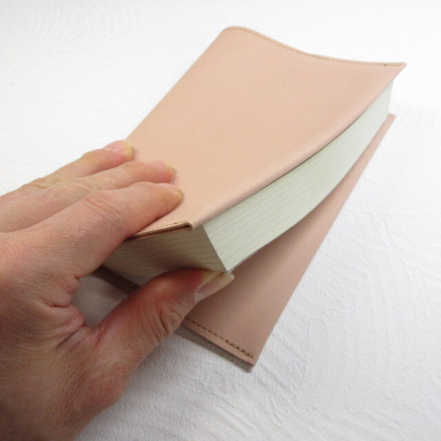 文庫本サイズ・ゴートスキン・サーモンピンク・シュリンク・一枚革のブックカバー0676 | iichi ハンドメイド・クラフト作品・手仕事品の通販