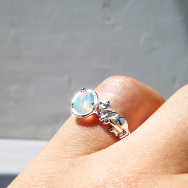 オパールと猫 リング / Opal & Cat Ring rc | iichi 日々の暮らしを心地よくするハンドメイドやアンティークのマーケットプレイス