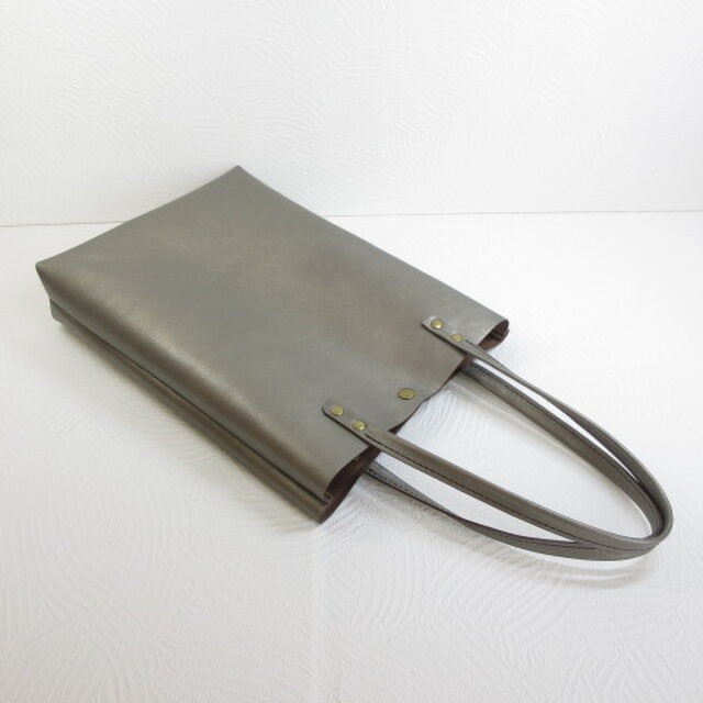 《牛革》A4対応・パールサンドベージュ・スームースレザー・タテ型トート・0370 | iichi ハンドメイド・クラフト作品・手仕事品の通販