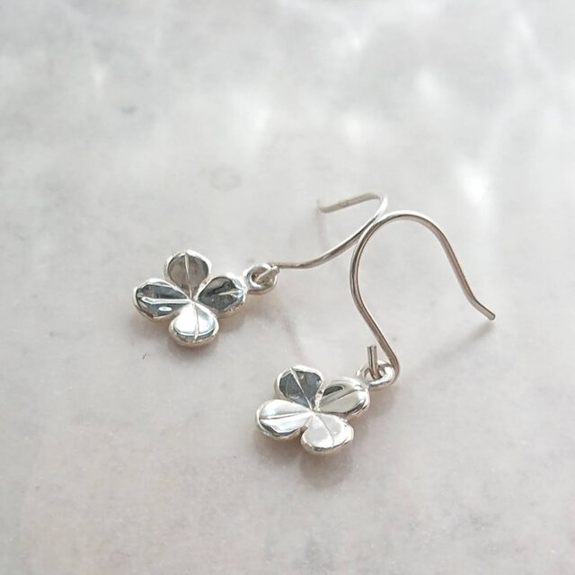 SILVER925 Four Leaf Clover Wire Hook Earrings | iichi ハンドメイド・クラフト作品・手仕事品の通販