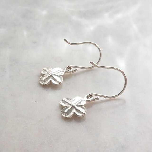 SILVER925 Four Leaf Clover Wire Hook Earrings | iichi ハンドメイド・クラフト作品・手仕事品の通販