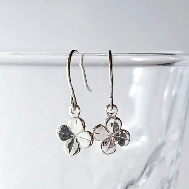 SILVER925 Four Leaf Clover Wire Hook Earrings | iichi ハンドメイド・クラフト作品・手仕事品の通販
