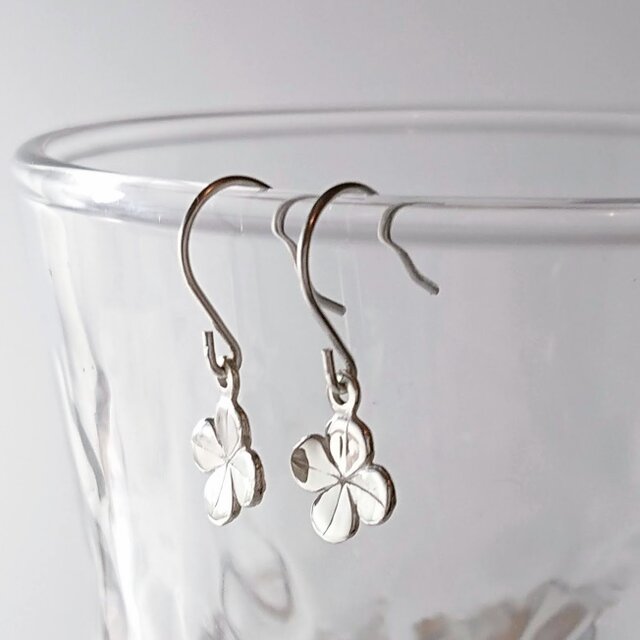 SILVER925 Four Leaf Clover Wire Hook Earrings | iichi ハンドメイド・クラフト作品・手仕事品の通販