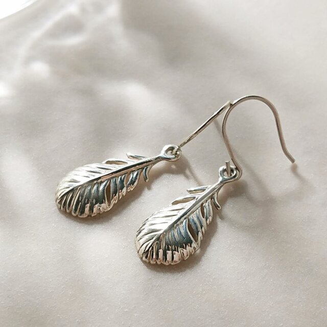 SILVER925 Rounded Feather Wire Hook Earrings | iichi ハンドメイド・クラフト作品・手仕事品の通販
