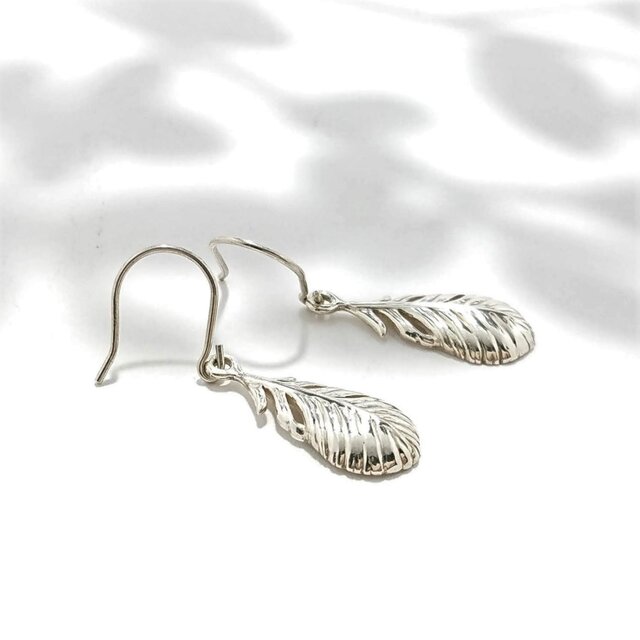 SILVER925 Rounded Feather Wire Hook Earrings | iichi ハンドメイド・クラフト作品・手仕事品の通販