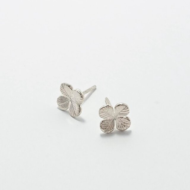 SILVER925 Four Leaf Clover Stud Earrings | iichi ハンドメイド・クラフト作品・手仕事品の通販