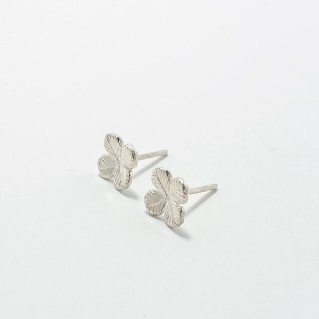 SILVER925 Four Leaf Clover Stud Earrings | iichi ハンドメイド・クラフト作品・手仕事品の通販