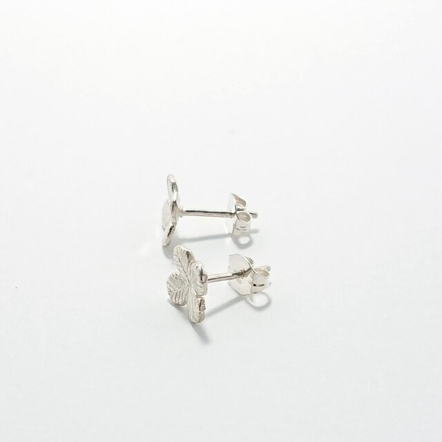 SILVER925 Four Leaf Clover Stud Earrings | iichi ハンドメイド・クラフト作品・手仕事品の通販