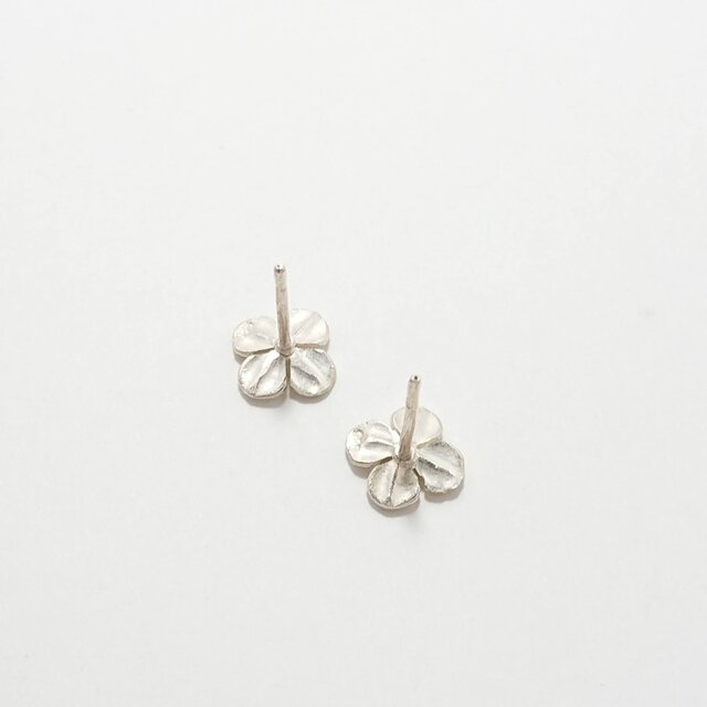 SILVER925 Four Leaf Clover Stud Earrings | iichi ハンドメイド・クラフト作品・手仕事品の通販
