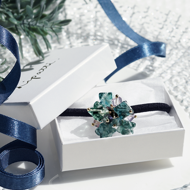 彫刻入り★フローライトを束ねた紫陽花色のヘアゴム ～Aurora | iichi 日々の暮らしを心地よくするハンドメイドやアンティークのマーケットプレイス