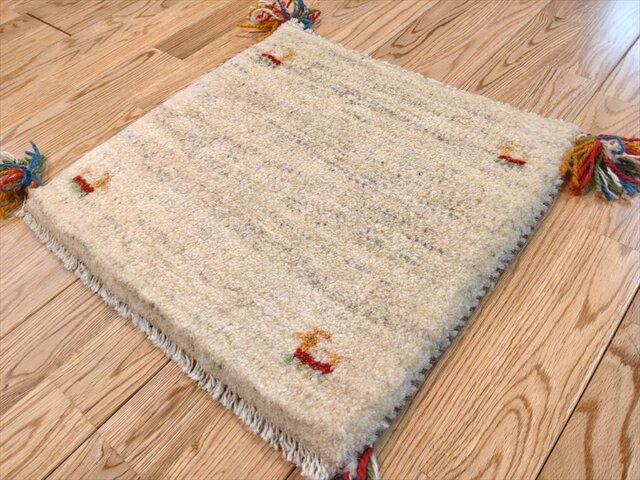 ペルシャ ギャッベ ミニマット 42x41cm アイボリー グレー 手織り絨毯 | iichi ハンドメイド・クラフト作品・手仕事品の通販