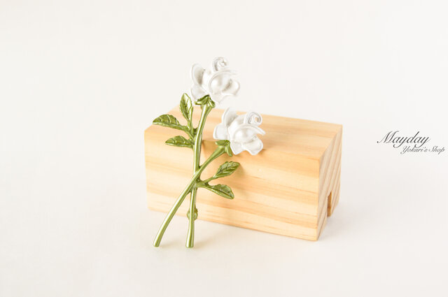 『優雅な白いバラのブローチ』愛情 ローズ rose | iichi - ハンドメイド・アンティーク・食品・ギフト・手作り