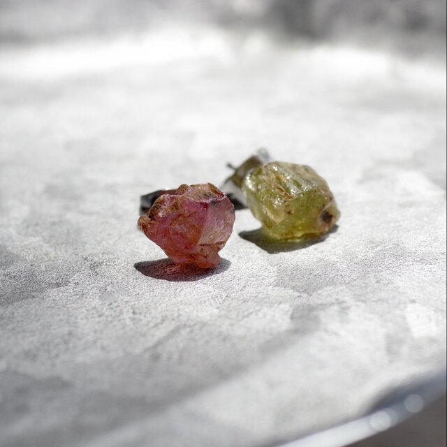 【一点もの】 トルマリン 鉱物原石 ピアス アレルギー対応 天然石 パワーストーン (No.2134) | iichi ハンドメイド・クラフト作品・手仕事品の通販