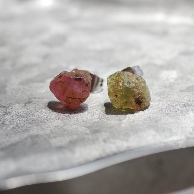 【一点もの】 トルマリン 鉱物原石 ピアス アレルギー対応 天然石 パワーストーン (No.2134) | iichi ハンドメイド・クラフト作品・手仕事品の通販