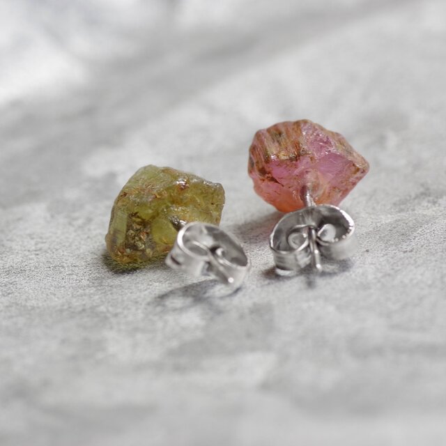 【一点もの】 トルマリン 鉱物原石 ピアス アレルギー対応 天然石 パワーストーン (No.2134) | iichi ハンドメイド・クラフト作品・手仕事品の通販