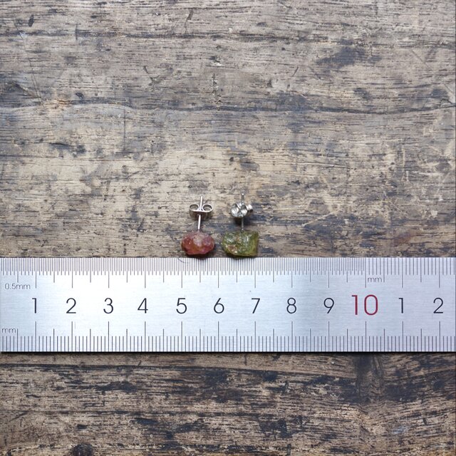 【一点もの】 トルマリン 鉱物原石 ピアス アレルギー対応 天然石 パワーストーン (No.2134) | iichi ハンドメイド・クラフト作品・手仕事品の通販