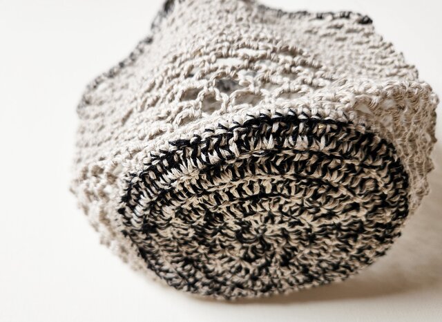 麻糸編みのミニネットバッグ 亜麻色×ブラックmix | iichi 日々の暮らしを心地よくするハンドメイドやアンティークのマーケットプレイス