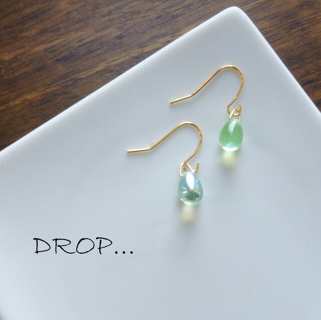 d46-G31【シャインマスカット】夏の青シリーズ、チェコドロップのピアス（パーツ変更可能） | iichi 日々の暮らしを心地よくするハンドメイドやアンティークのマーケットプレイス