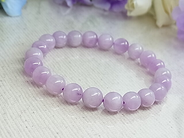 ♡クンツァイト ラベンダーカラー ミルキー ふんわり 美しい色 キャッツ効果 薄紫 上品 天然石ブレスレット G48 | iichi ハンドメイド・クラフト作品・手仕事品の通販