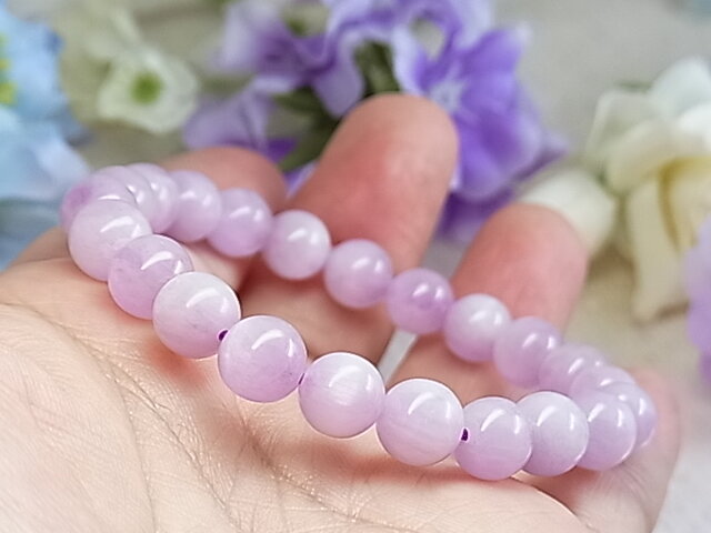 ♡クンツァイト ラベンダーカラー ミルキー ふんわり 美しい色 キャッツ効果 薄紫 上品 天然石ブレスレット G48 | iichi ハンドメイド・クラフト作品・手仕事品の通販