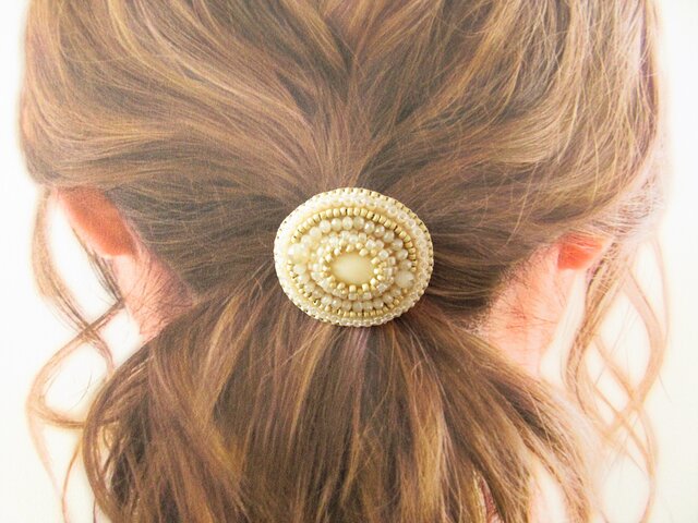 Hair accessory ミルク色チェコカボションのビーズ刺繍ヘアゴム（K1102) | iichi ハンドメイド・クラフト作品・手仕事品の通販