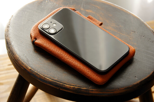 《RUSSETY》レザースリーブケース Mini iPhone・スマホケース サックスブルー | iichi 日々の暮らしを心地よくするハンドメイドやアンティークのマーケットプレイス