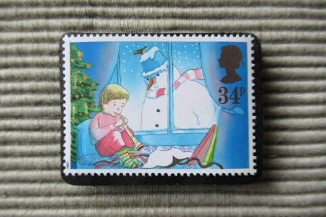 イギリス クリスマス切手ブローチ 8048 | iichi 日々の暮らしを心地よくするハンドメイドやアンティークのマーケットプレイス