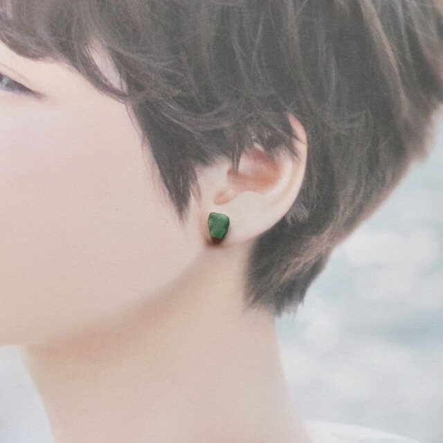 【一点もの】 エメラルド 鉱物原石 14kgfピアス 天然石 パワーストーン (No.2210) | iichi ハンドメイド・クラフト作品・手仕事品の通販