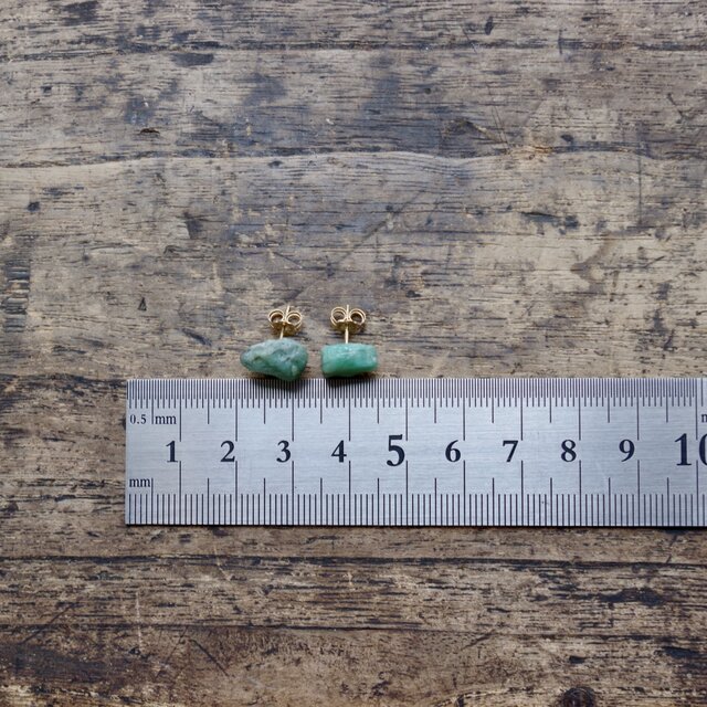 【一点もの】 エメラルド 鉱物原石 14kgfピアス 天然石 パワーストーン (No.2210) | iichi ハンドメイド・クラフト作品・手仕事品の通販