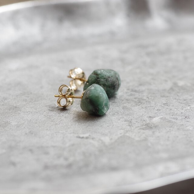 【一点もの】 エメラルド 鉱物原石 14kgfピアス 天然石 パワーストーン (No.2211) | iichi ハンドメイド・クラフト作品・手仕事品の通販