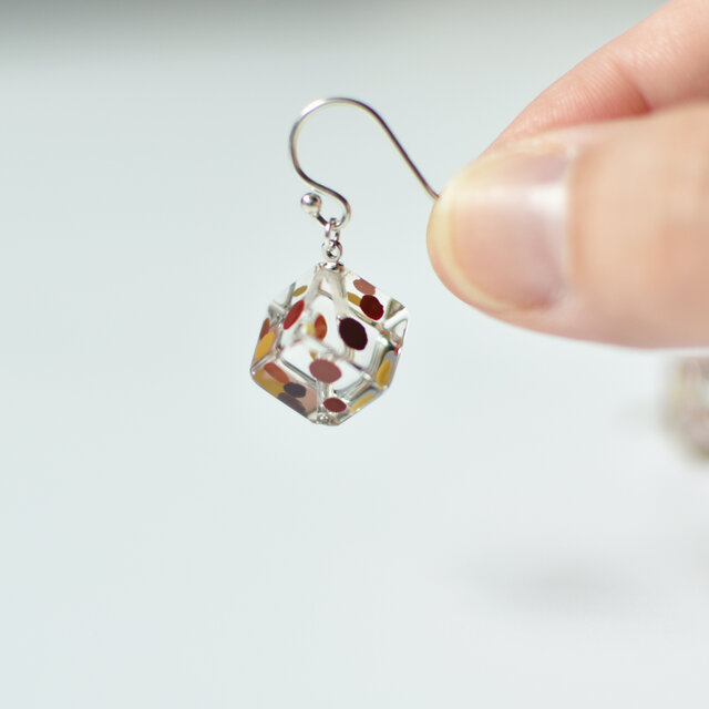 漆cubeピアス dot [sv925] クリアクォーツ | iichi ハンドメイド・クラフト作品・手仕事品の通販