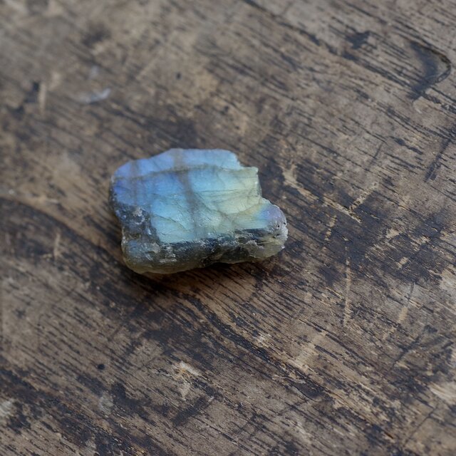 【一点もの】 ラブラドライト 鉱物原石 ブローチ 天然石 パワーストーン (No.2217) | iichi ハンドメイド・クラフト作品・手仕事品の通販