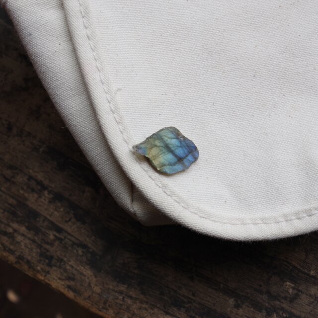 【一点もの】 ラブラドライト 鉱物原石 ブローチ 天然石 パワーストーン (No.2217) | iichi ハンドメイド・クラフト作品・手仕事品の通販