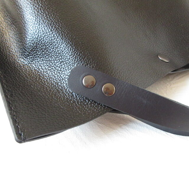 《牛革》底マチワイド・ブラック・シュリンク・一枚革のミニトート・0391 | iichi ハンドメイド・クラフト作品・手仕事品の通販