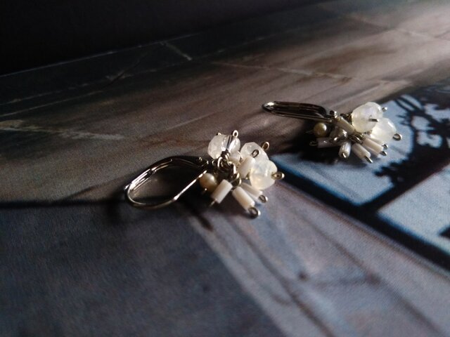 ムーンストーンと小さなビーズ達の白いピアス rainbow moon stone white (no.369) | iichi ハンドメイド・クラフト作品・手仕事品の通販