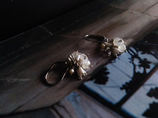 ムーンストーンと小さなビーズ達の白いピアス rainbow moon stone white (no.369) | iichi ハンドメイド・クラフト作品・手仕事品の通販