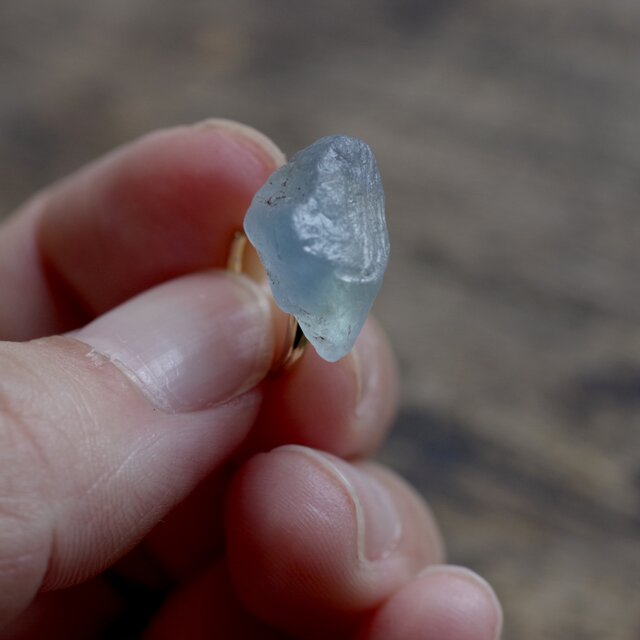 【一点もの】 フローライト 鉱物原石 イヤーカフ 天然石 パワーストーン (No.2230) | iichi ハンドメイド・クラフト作品・手仕事品の通販