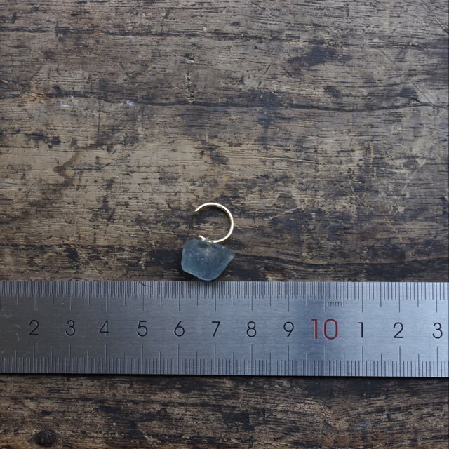 【一点もの】 フローライト 鉱物原石 イヤーカフ 天然石 パワーストーン (No.2230) | iichi ハンドメイド・クラフト作品・手仕事品の通販