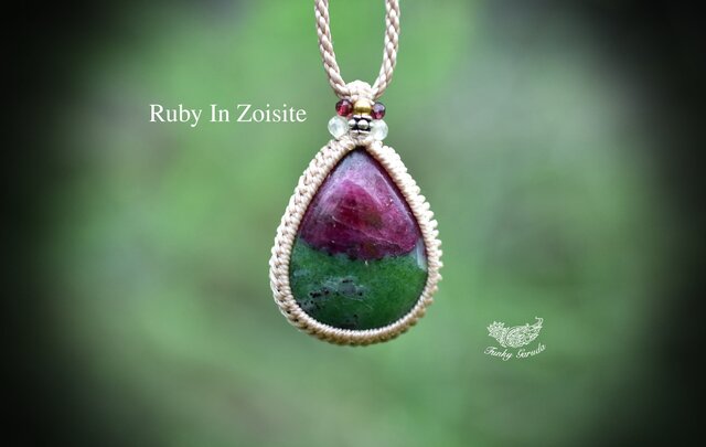 ディープな2色★ルビーインゾイサイト マクラメペンダント472 | iichi ハンドメイド・クラフト作品・手仕事品の通販